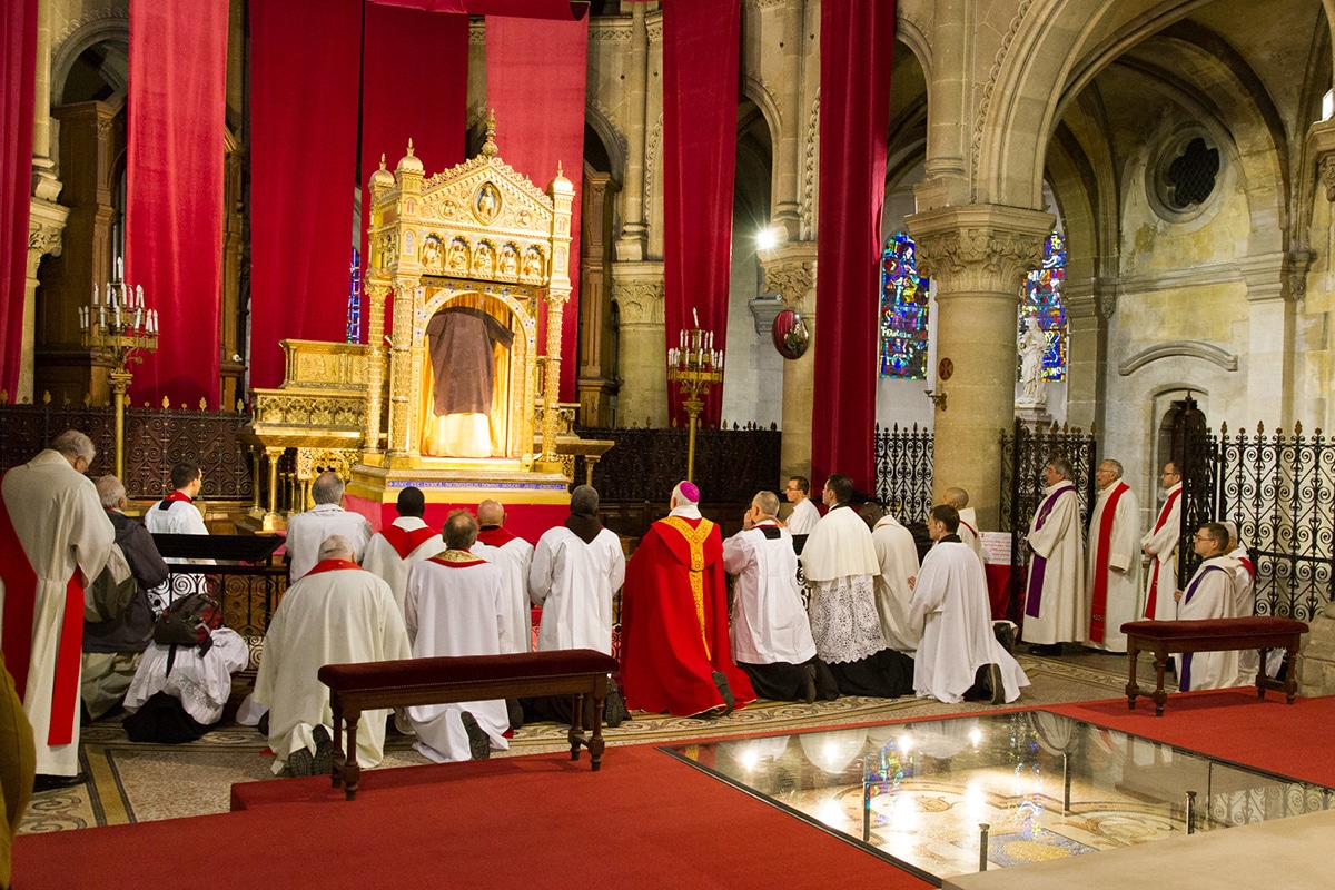 Vénération de la Sainte Tunique d’Argenteuil - France Catholique